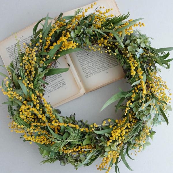 このページでは、ナチュラルインテリアや北欧風インテリア・ボタニカルインテリアにおすすめなデザインのリース・スワッグ・ブーケを不定期更新でUPしています。ミモザの華やかなイエローにユーカリやあじさいのグリーンがかわいい明るいナチュラルカラーの...