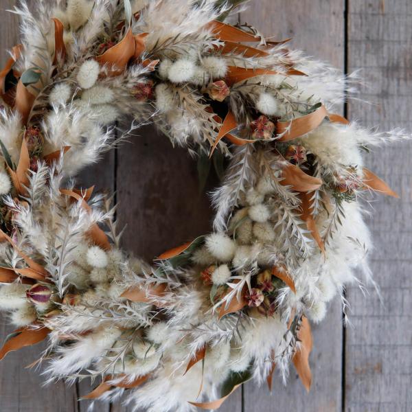 このページでは、ナチュラルインテリアや北欧風インテリア・ボタニカルインテリアにおすすめなデザインのリース・スワッグ・ブーケを不定期更新でUPしています。おしゃれなカフェ風シンプルインテリアにおすすめふわふわ大きいドライフラワーリース。店舗デ...