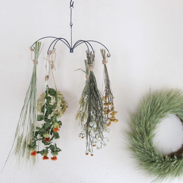 【商品説明】花火のようなフォルムがかわいいレトロシックなデザインのサークルフックです。ドライフラワーをつり下げて飾るととてもかわいいです♪ナチュラル北欧インテリアやシンプルモダンなディスプレイ、アンティークと合わせてもおすすめですよ。