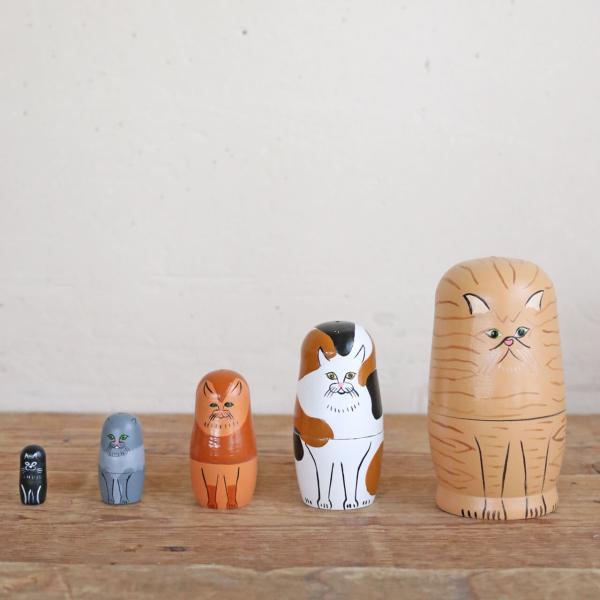 5匹のかわいいネコのナチュラルデザインのマトリョーシカです。派手すぎないので北欧インテリアやシンプルインテリア、アンティーク調にも似合います。クリスマスツリーやドライフラワーと飾っても素敵。おしゃれなお部屋のアクセントにどうぞ。サイズ：約 ...