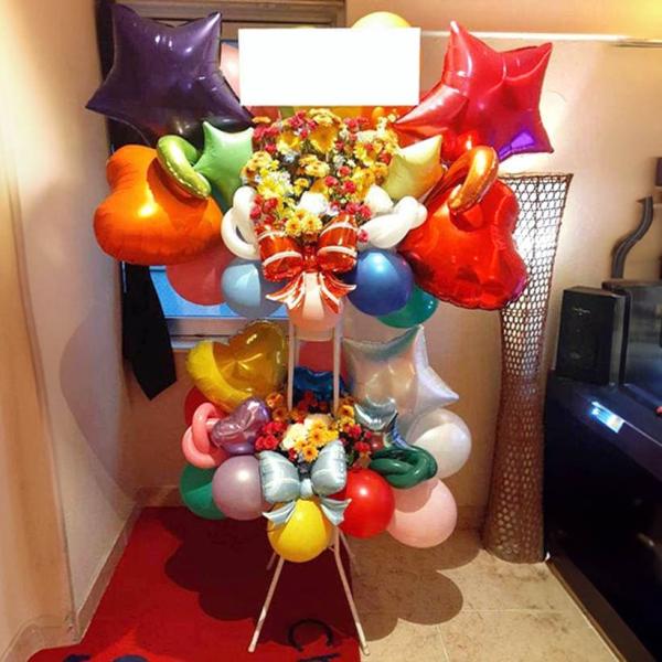 【最短出荷日】仕入の関係上、お届けに２〜５日程お日にちを頂く場合がございます。【お届け内容】お祝いバルーンスタンド花画像は一例です。使用するお花は季節、仕入れ状況により異なるので仕上がりはお任せとなります。【サイズ】幅約100ｃｍ　x　高さ...