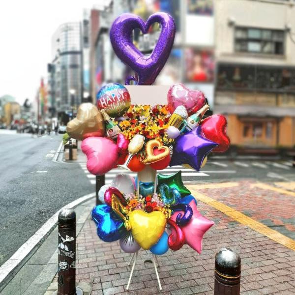 【最短出荷日】仕入の関係上、お届けに２〜５日程お日にちを頂く場合がございます。【お届け内容】お祝いバルーンスタンド花画像は一例です。使用するお花は季節、仕入れ状況により異なるので仕上がりはお任せとなります。【サイズ】幅約100ｃｍ　x　高さ...