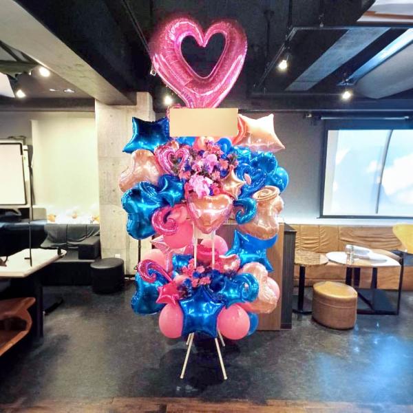 【最短出荷日】仕入の関係上、お届けに２〜５日程お日にちを頂く場合がございます。【お届け内容】お祝いバルーンスタンド花画像は一例です。使用するお花は季節、仕入れ状況により異なるので仕上がりはお任せとなります。【サイズ】幅約100ｃｍ　x　高さ...