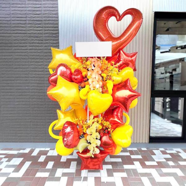【最短出荷日】仕入の関係上、お届けに２〜５日程お日にちを頂く場合がございます。【お届け内容】お祝いバルーンスタンド花画像は一例です。使用するお花は季節、仕入れ状況により異なるので仕上がりはお任せとなります。【サイズ】幅約100ｃｍ　x　高さ...
