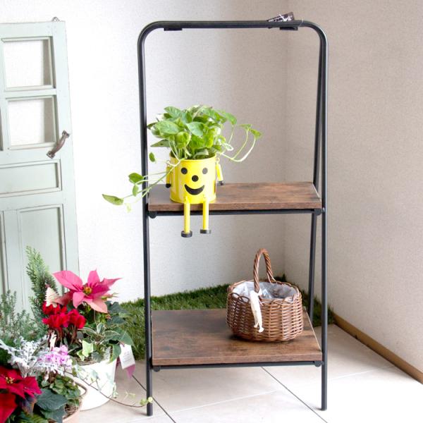 ※北海道・東北・沖縄へは送料別途500円加算させていただきます。 商品概要 ◆商品について 置く場所を選ばず空間を格上げする折りたたみ式の二段ラック。 直線がつくる端正なシルエットと木のやわらかな表情が、美しく調和して“洗練された抜け感”を...