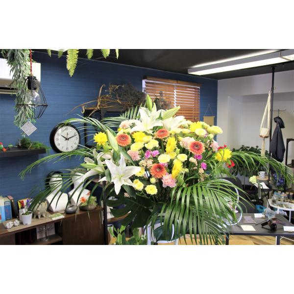 レギュラーのタイプよりもボリュームのある豪華な1段タイプのスタンドアレンジメントになります。写真はサンプルとなりますので、色味などのご希望がございましたら気軽に備考欄へ記載いただきたいと思います。立札も無料でお作りいたします。配達後、スタン...