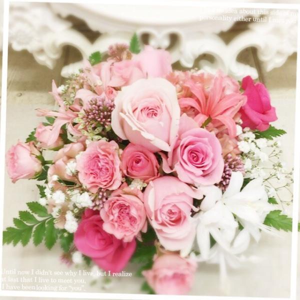 使用花材 季節の花を使ったお任せアレンジサイズ 高さ20センチ 横幅約20センチなど花器や花材で大幅に変わります。ラッピング 無料で承ります。メッセージカード 無料。ご希望のメッセージを備考欄にご入力ください。本受注生産商品について、完全受...