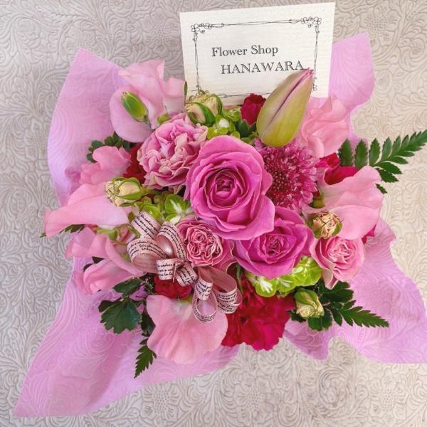 使用花材 季節の花を使ったお任せアレンジサイズ 高さ23センチ 横幅約25センチなど花器や花材で大幅に変わります。ラッピング 無料で承ります。メッセージカード 無料。ご希望のメッセージを備考欄にご入力ください。本受注生産商品について、完全受...