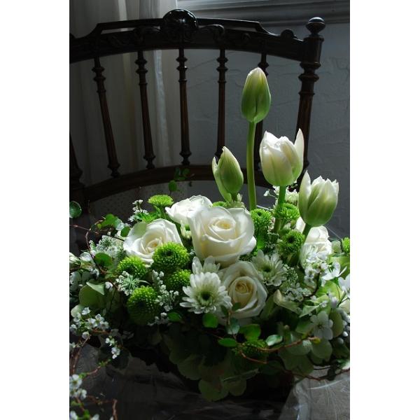 使用花材 季節の花を使ったお任せアレンジサイズ 高さ35センチ 横幅約45センチなど花器や花材で大幅に変わります。ラッピング 無料で承ります。メッセージカード 無料。ご希望のメッセージを備考欄にご入力ください。本受注生産商品について、完全受...