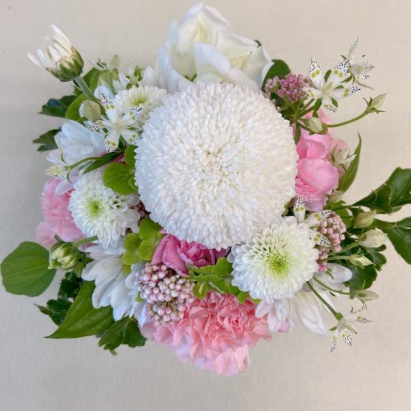 使用花材 季節の花を使ったお任せアレンジメントサイズ 高さ20センチ 横幅約20センチなど花器や花材で大幅に変わります。 ラッピング 無料で承ります。 メッセージカード 無料。ご希望のメッセージを備考欄にご入力ください。 本受注生産商品につ...