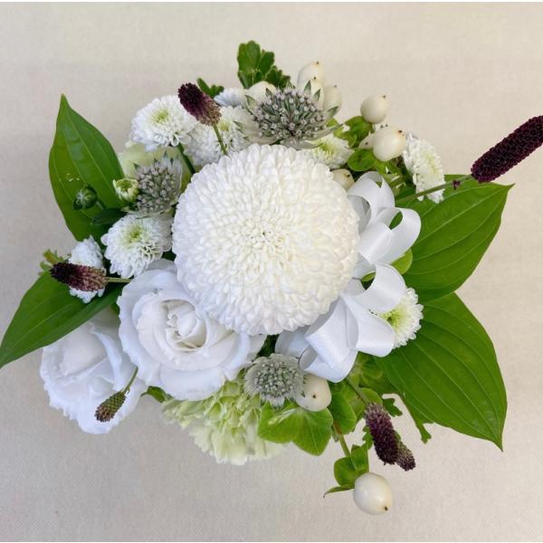 使用花材 季節の花を使ったお任せアレンジメントサイズ 高さ20センチ 横幅約20センチなど花器や花材で大幅に変わります。 ラッピング 無料で承ります。 メッセージカード 無料。ご希望のメッセージを備考欄にご入力ください。 本受注生産商品につ...