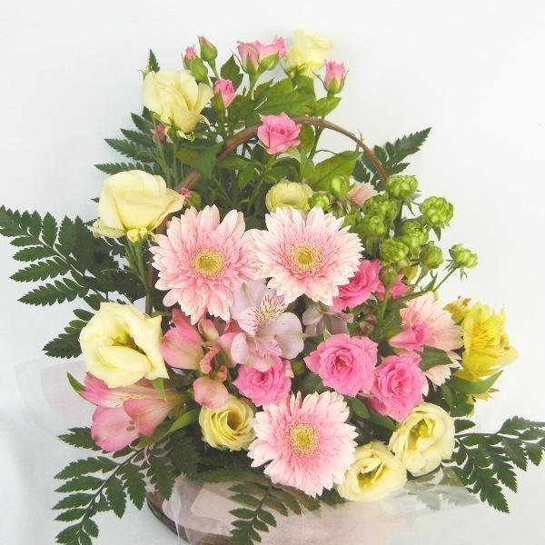 送料無料セールを開催！季節の花のアレンジを送料無料で！画像はイメージです誕生日、記念日のプレゼントにも！無料でラッピングしてお届けします。商品:色お任せ使用材料：ばら３・カーネーション・ヒマワリ・チューリップ・フリージア・スプレーバラ・ガー...