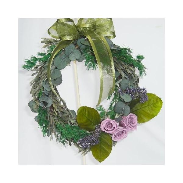 古代ローマ時代に始まったリース、クリスマスムードを盛り上げること請け合い！！２５ｃｍクリスマス、ご結婚祝い、誕生日、記念日のプレゼントにも！無料でラッピングしてお届けします。商品色グリーン系使用材料プリザーブドフラワーばら・ユーカリ・ミリオ...