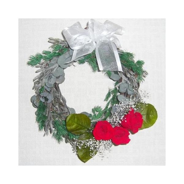 古代ローマ時代に始まったリース、クリスマスムードを盛り上げること請け合い！！２５ｃｍクリスマス、ご結婚祝い、誕生日、記念日のプレゼントにも！無料でラッピングしてお届けします。商品色グリーン系使用材料プリザーブドフラワーばら・ユーカリ・ミリオ...