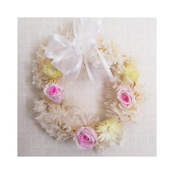 古代ローマ時代に始まったリース、クリスマスムードを盛り上げること請け合い！！２０ｃｍクリスマス、ご結婚祝い、誕生日、記念日のプレゼントにも！無料でラッピングしてお届けします。商品色白系使用材料プリザーブドフラワーばら・あじさい・しだ・デージ...