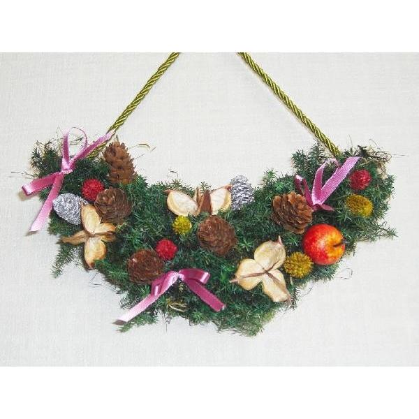 月型の台に赤いりんごと木の実のクリスマス壁掛け。クリスマスムードを盛り上げること請け合い！！長さ２５ｃｍ