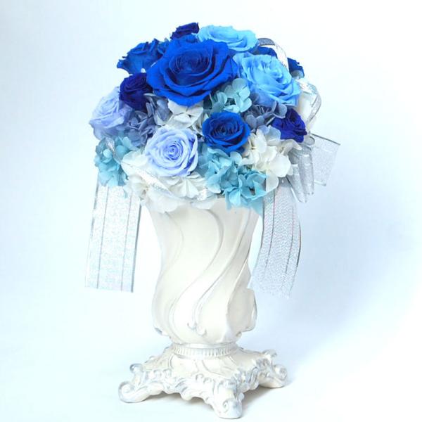 爽やかな、濃淡の異なる青い薔薇のプリザーブドフラワーが、エレガントな雰囲気のアレンジメントです。シルバーのリボンがゆるやかに、流れるように輝きを添えます。主な花材：薔薇、アジサイ（以上、プリザーブドフラワー）、リボン大きさ： 約幅180×奥...