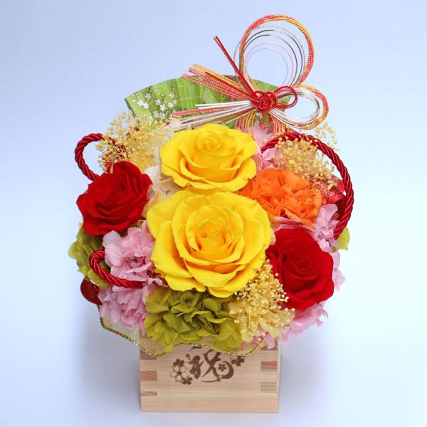 枡フラワーは、咲き続けるお花「プリザーブドフラワー」を、木のぬくもりが伝わってくる檜（ひのき）の枡にアレンジしたお花です。縁起の良い枡の器に、ますます福がきますように！の願いを込めて。一合枡の枡フラワー「凛花（りんか）_黄色」は、黄色の薔薇...