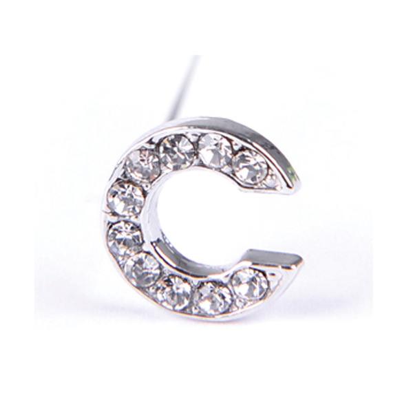 イニシャル（アルファベット）のピックです。エレガントな輝きのガラスピック、アイデア次第で様々な用途にご利用いただけます。大きさ：　最大幅約1.5cm×　長さ約8cm※先端が尖っていますので、商品を取り出す際や、ご使用の際は十分ご注意ください...