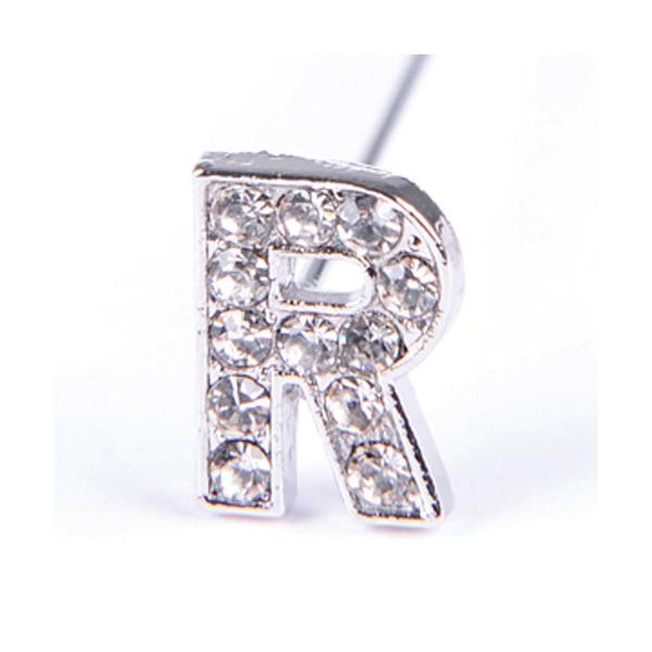 イニシャル（アルファベット）のピックです。エレガントな輝きのガラスピック、アイデア次第で様々な用途にご利用いただけます。大きさ：　最大幅約1.5cm×　長さ約8cm※先端が尖っていますので、商品を取り出す際や、ご使用の際は十分ご注意ください...