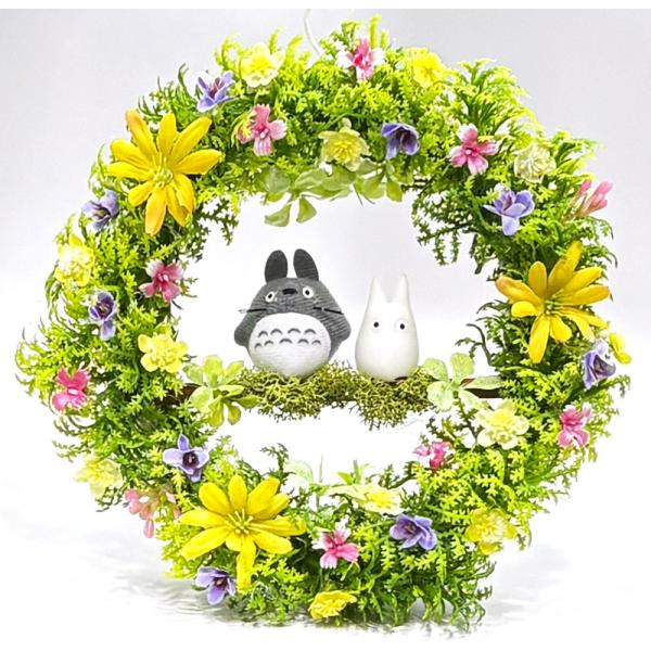 お花畑で大トトロと中トトロが仲良くブランコに揺れる姿が、見る人の心を和ませます。・・・・・・・・・・・・・・・・・・・・・・・・・・・・・・・・・・・・・・・・・・・・・・・・・・・・・・・・・・・・・・・・・使用花材　自然素材リース、大ト...