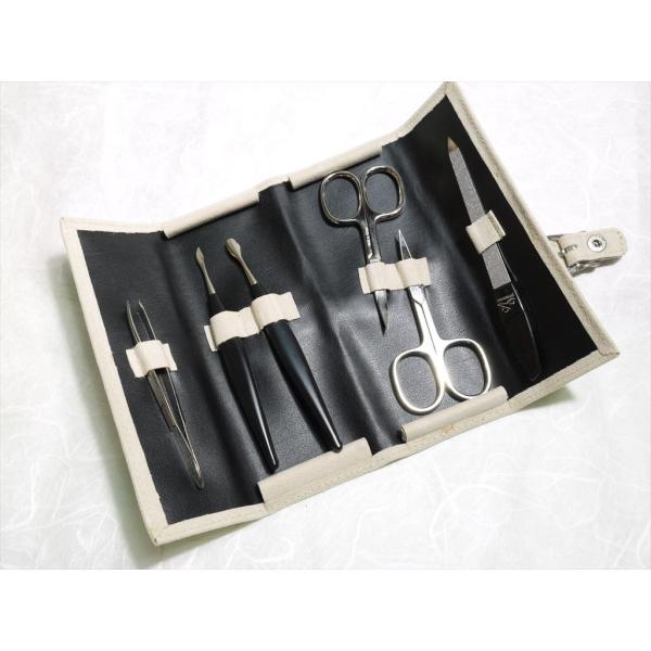 ＜description＞ Manicure Set (6 piece) Cream左利き用というわけではないのですが、左手用のはさみが付属されているビューティケア(ネイルケア) ６ピースセットです。●右手＆左手用のはさみ　一対(左右とも刃...