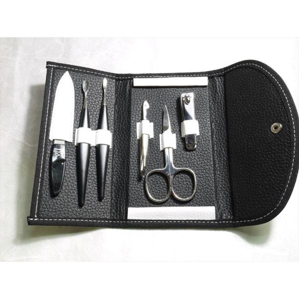 ＜description＞ Manicure Set (6 piece) White &amp; Black左手用のはさみが付属されているビューティケア(ネイルケア) ６ピースセットです。●左手用のはさみ(刃の形状はカーブです。)●ピンセッ...