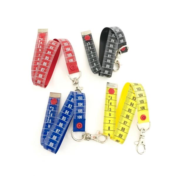 ・商品番号：2786・配送方法：メール便・宅配便・ヘキストマス　hoechstmassネックストラップメジャー4色ありドイツ製でメジャー自体がネックストラップになって登場。先端に便利なキーフックが付いています。赤いボタンを外せばメジャーに早...