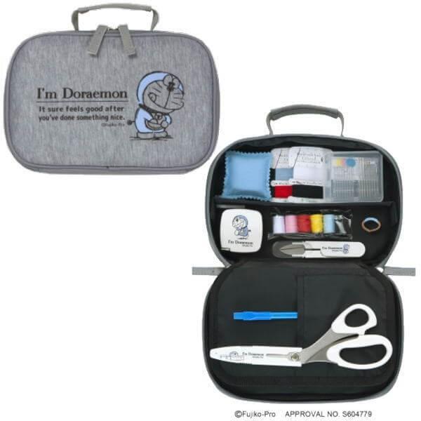 ネコポスご利用不可商品です。 ドラえもん ソーイングセット クラフトバッグ 商品詳細 サンリオデザインの「I'mDoraemon」シリーズのソーイングセット新しくって可愛い、表情豊かなアイテムです。スッキリとした男女を選ばないカジュアルデザ...