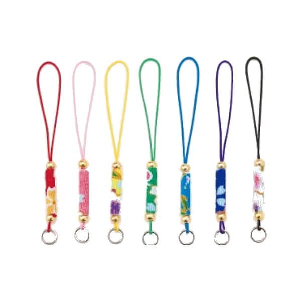 ネコポス対象商品です。ちりめんを巻きつけたかわいい根付紐（ストラップ）です。ご家族やお友達とお揃いでつけても可愛いですね。◆サイズ◆約8cmサイズは手作業のため、若干のズレが生じます。◆内容◆1袋5本入り※同色5袋単位での販売です。◆色◆赤...