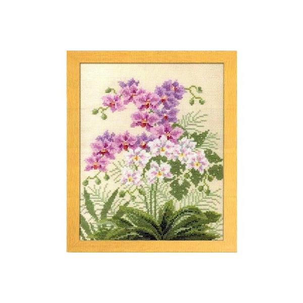 ネコポスご利用不可商品です。オノエ・メグミのししゅうキットシリーズ  『愛すべき花たち』です♪   美しく咲く花たちを、クロス・ステッチで表情豊かに表現しました。  ◆出来上がりサイズ◆ 額外径：約41.8cm×35.1cm 額内径：約26...
