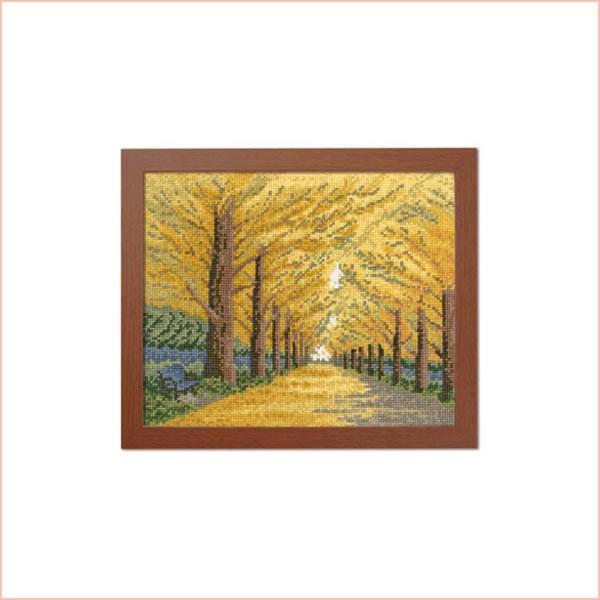 ネコポスご利用不可商品です。春夏秋冬を美しい木々で表現したクロス・ステッチキットです。四季を感じる作品をお部屋に飾り、暮らしに彩りを。この製品は日本製です中〜上級者向◆出来上がりサイズ◆・額外径：約35.1cm×41.8cm・額内径：約29...