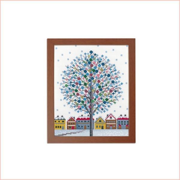 ネコポスご利用不可商品です。春夏秋冬を美しい木々で表現したクロス・ステッチキットです。四季を感じる作品をお部屋に飾り、暮らしに彩りを。この製品は日本製です中〜上級者向◆出来上がりサイズ◆・額外径：約35.1cm×41.8cm・額内径：約29...