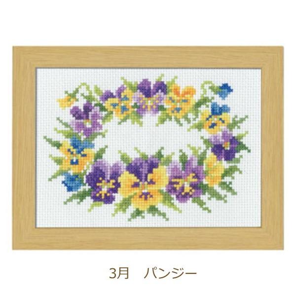 ネコポスご利用不可商品です。月日の流れを美しい季節の花々で表現したクロス・ステッチキットです。壁掛け・スタンド兼用の木製フレーム付き。暮らしの中に彩りのある優雅な空間を。クロスステッチ　初〜中級向けキット内容25番ししゅう糸（綿100％）N...