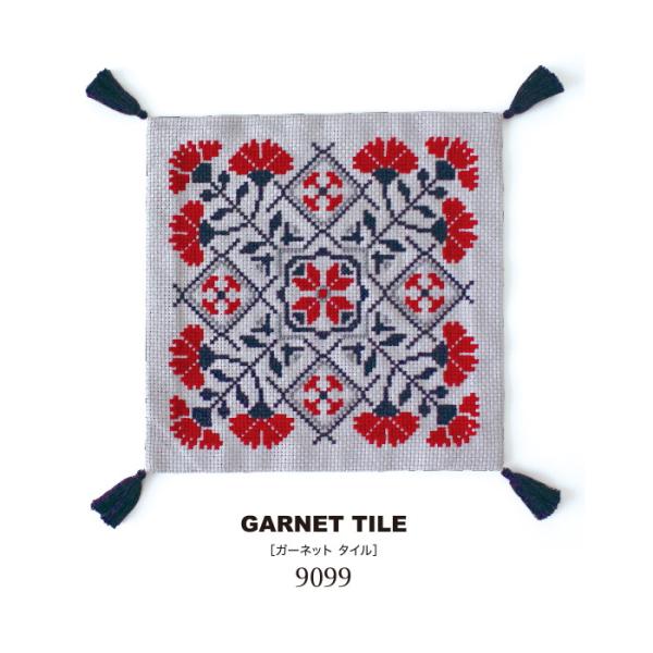 ネコポス対象商品です。FOLKLORE PATTERNS ガーネットタイル 商品詳細「民族」「伝承」の意味を持つフォークロアな北欧・東欧のエッセンスの入ったクロス・ステッチキット。図案を刺したら、タッセルがついたプレイスマットに仕立てます。...