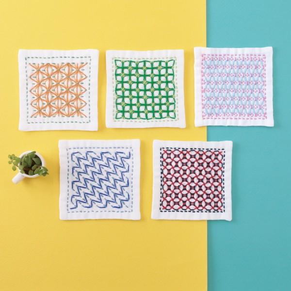 ネコポス対象商品です。くぐり刺しコースター 商品詳細「刺して、くぐる。」楽しいくぐり刺しの技法5柄を手軽に楽しめるコースターキットです。大切な人を想う気持ちから生まれた刺し子の伝統模様のひとつ、「くぐり刺し」。模様が現れるごとに心躍る美しい...