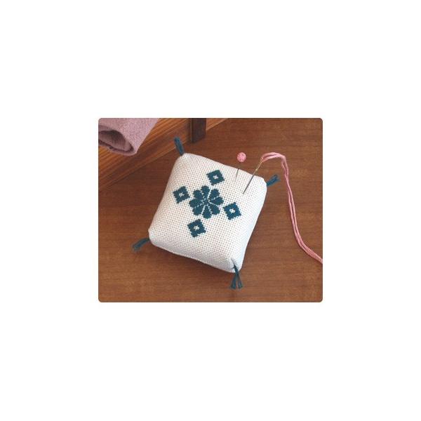 ネコポスご利用不可商品です。日本伝統刺繍「こぎん」の楽しめるキットです！  ◆初級〜中級者向  ◆サイズ：約縦6cmx横6cmx高さ3cm  ◆キット内容：こぎん糸（白糸使用）・No.1100布 コングレス(ベージュ)・綿・こぎん針・図案付...