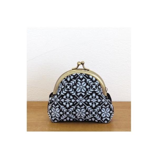 ネコポスご利用不可商品です。日本伝統刺繍「こぎん」の楽しめるキットです！  北欧テイストあふれる鮮やかな色彩のこぎんキットを種類豊富に揃えました。   ◆中級者向  ◆サイズ：約縦10cm×横12cm×マチ3cm  ◆キット内容：こぎん糸（...