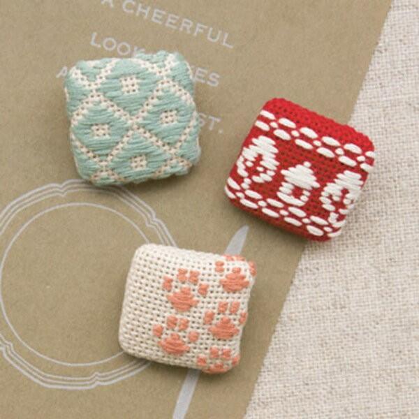 ネコポス対象商品です。【商品説明】北欧テイストあふれる「こぎん刺し」のくるみボタンキットに、くるみボタン四角が登場。〇と□で可愛くコーディネートしてみてください。サイズ直径3cm【キット内容】こぎん糸（綿100%）3色オリムパスNo.110...