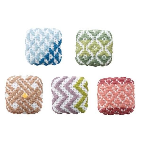 ネコポス対象商品です。 こぎん刺しくるみボタン しおり こぎん107 商品詳細 日本の伝統刺しゅうのこぎん刺しのキットです。色使いもカジュアルなくるみボタン。 バックなどに付けて普段使いにも最適です。1個の製作時間が約1時間なので短時間で作...