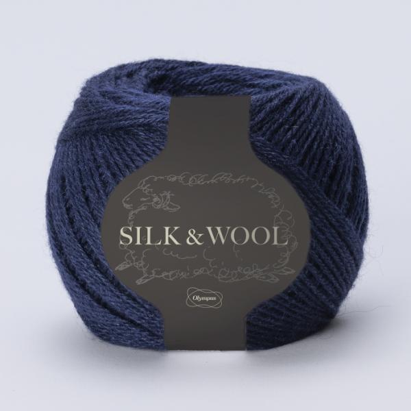 ネコポスご利用不可商品です。SILK＆WOOL 50g 商品詳細美しい編み地を求めた先に「シルク」に出会いました。軽い仕上がりに艶やかな風合いも魅力の一つです。凝った編み地が映える程よい太さの単色ヤーンに、シルクのツヤをプラス。肌触りがよく...