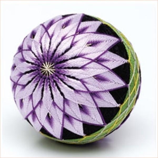 ネコポスご利用不可商品です。「環つなぎの夜桜」「鉄線花」「古典菊」「水仙」の４種類からお選び下さい。 出来上がり寸法：約直径9cm、難度：初・中級者向け。キット内容：★地割手まり芯1個★かがり糸..オリムパス5番ししゅう糸★針..オリムパス...