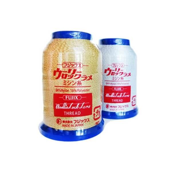 ネコポスご利用不可商品です。フジックス　ロックミシン糸　ウーリーロック ラメ　25g  伸縮性の高いウーリー糸にラメタイプが新登場！ コサージュやシュシュ、ドレスなどの巻きロックや飾り抜いに最適です。  ウーリーのソフト感とラメのキラキラ感...