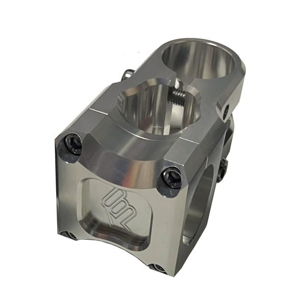 カラー:SILVERリーチ:55mmライズ:+5mmコラムサイズ:28.6mm(OS)ハンドルバークランプサイズ:31.8mmスタックハイト:40.7mm素材:7075 AL重量:215g(55mm)メーカー説明引用