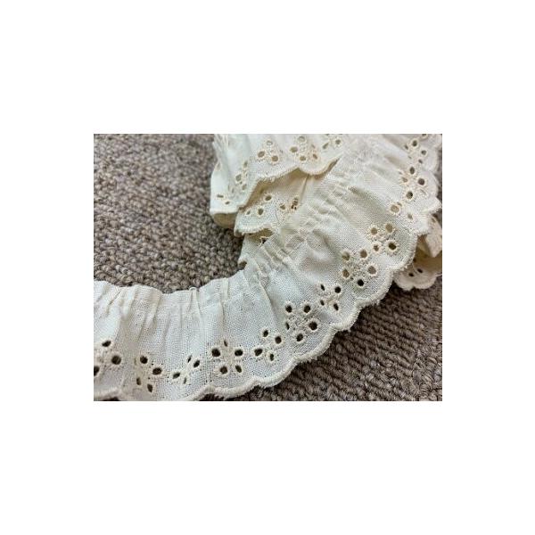 綿100%の当社オリジナル 生成フリルレースです！ 【サイズ】 34mm巾 【色】 生成 【素材】 綿 100% ※ご注意 お客様の画面上と実物では多少色具合が異なって見える場合もございます。ご了承ください。 ＊表示単価は１ｍ単位です。　　...