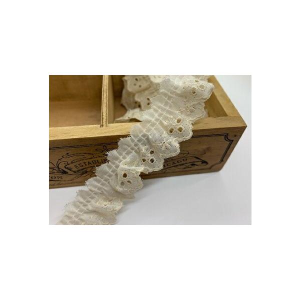 綿100%の当社オリジナル 生成フリルレースです！ 【サイズ】 30mm巾 【色】 生成 【素材】 綿 100% ※ご注意 お客様の画面上と実物では多少色具合が異なって見える場合もございます。ご了承ください。 ＊表示単価は１ｍ単位です。　　...