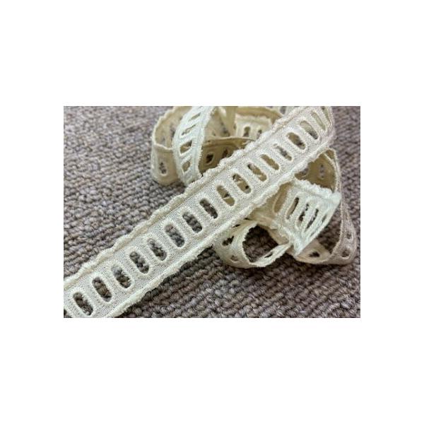 シーチングのカットワークレースところどころにそばかすがあり、カントリー調の小物や洋服におすすめです。はしごになっていますのでリボンを通してお使いいただいても可愛いです！ ※リボンは7mm巾までのものが綺麗に通ります。 【サイズ】 19mm巾...