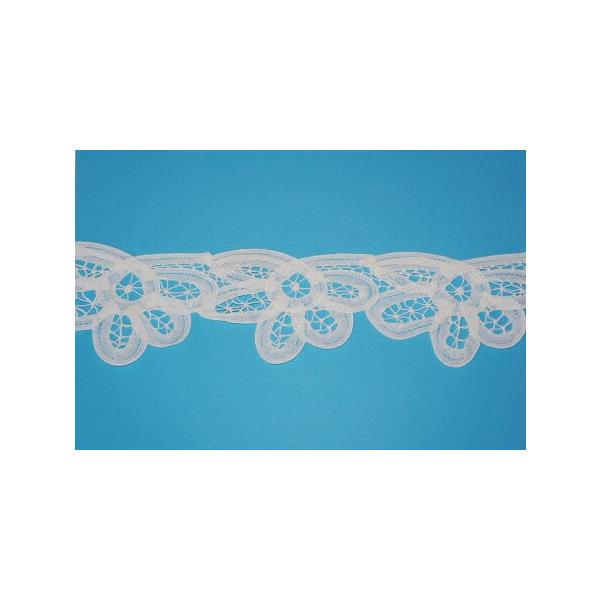 バテンレース1カット約4mになりますので4m以上の場合は本数が分かれてのお届けになります。【サイズ】 70mm巾 【色】 　白 【素材】 綿 100% ※ご注意 ・お客様の画面上と実物では多少色具合が異なって見える場合もございます。・表示単...