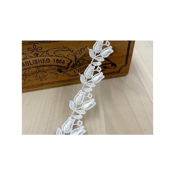 すずらんの可愛いケミカルレースです＊サイズ＊　16mm巾※こちらは全体のサイズになります　詳しくは画像2枚目をご確認ください。＊素材＊　表糸：レーヨン100％　　　　　裏糸：綿100％＊カラー＊　オフホワイト＊ご注意＊・お客様の画面上と実物...