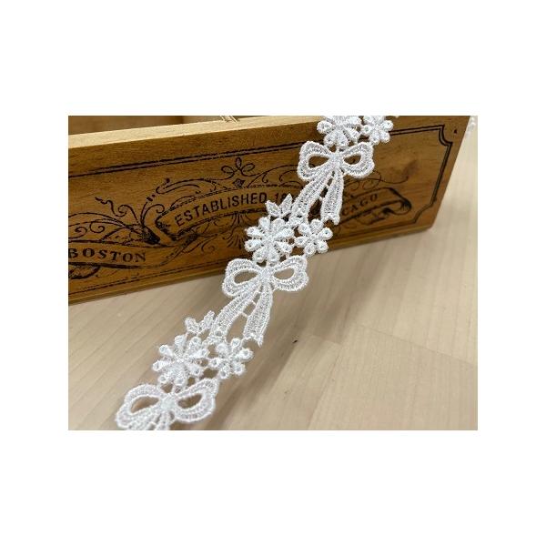 リボンとお花のケミカルレース＊サイズ＊　23mm巾※こちらは全体のサイズになります　詳しくは画像2枚目をご確認ください。＊素材＊　表糸：レーヨン100％　　　　　裏糸：綿100％＊カラー＊　オフホワイト＊ご注意＊・お客様の画面上と実物では多...